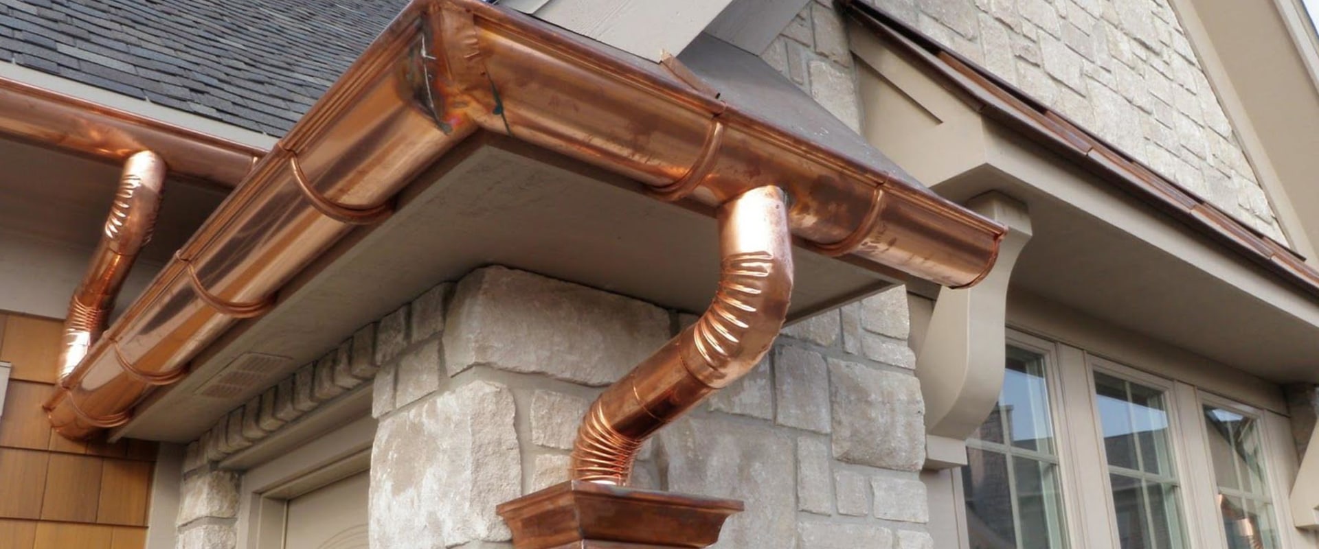 How much does it cost to replace gutters around a house?