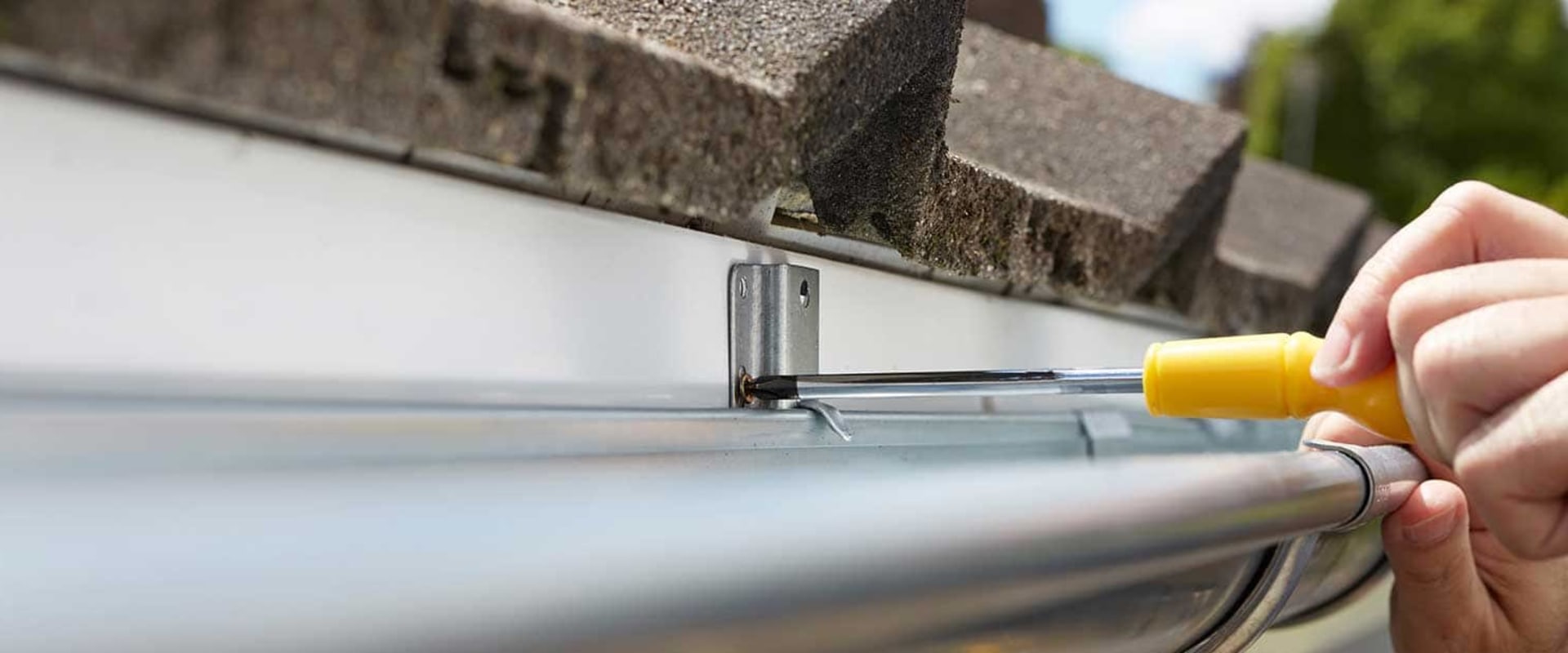 Should gutters be flush with fascia?
