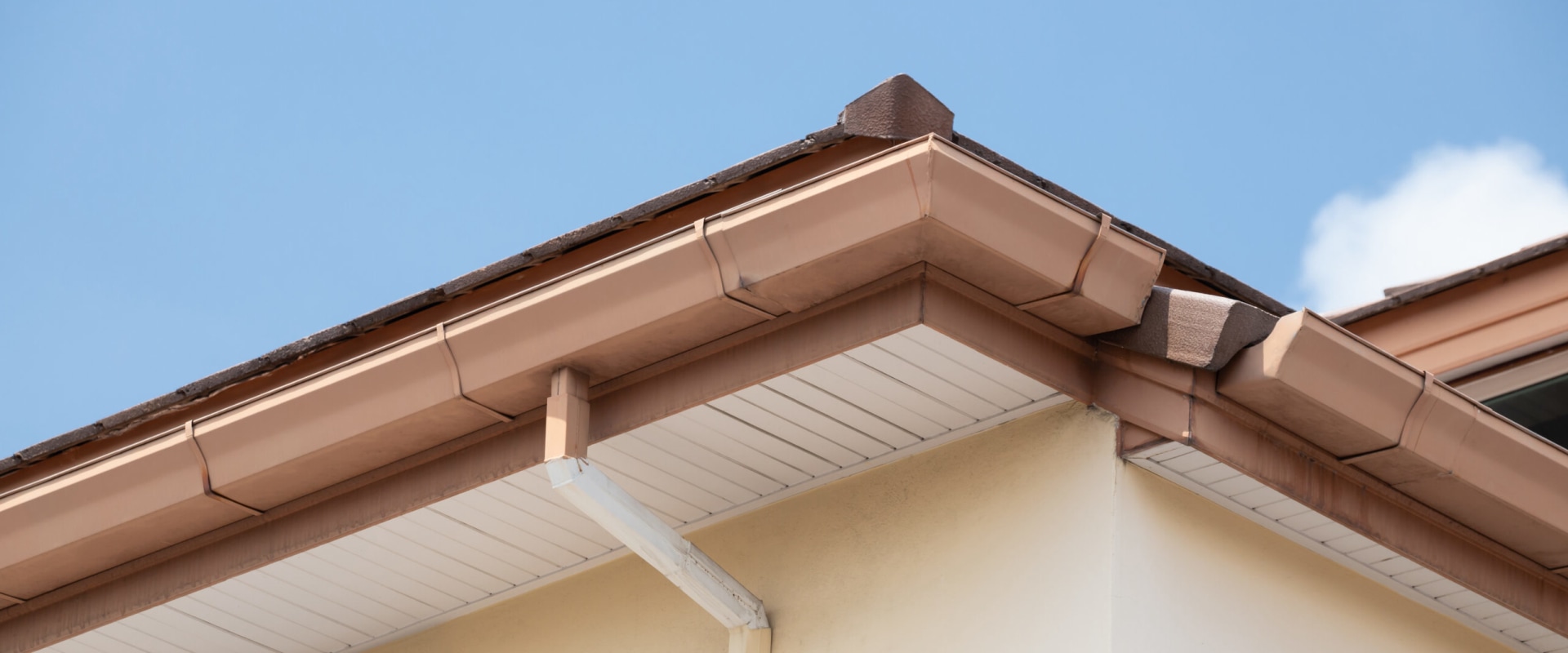 How much does it cost to install gutters around a house?